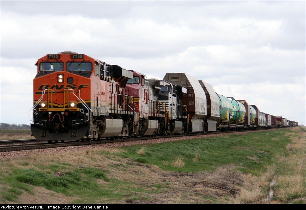 BNSF 7750 leads 3 737s and a manifest of cars west undercloud cover.